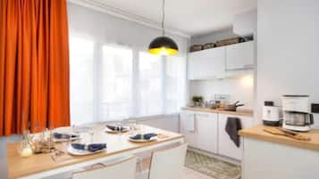 Um frigorífico, um micro-ondas, uma placa de cozinha