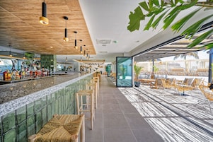 Bar junto à piscina