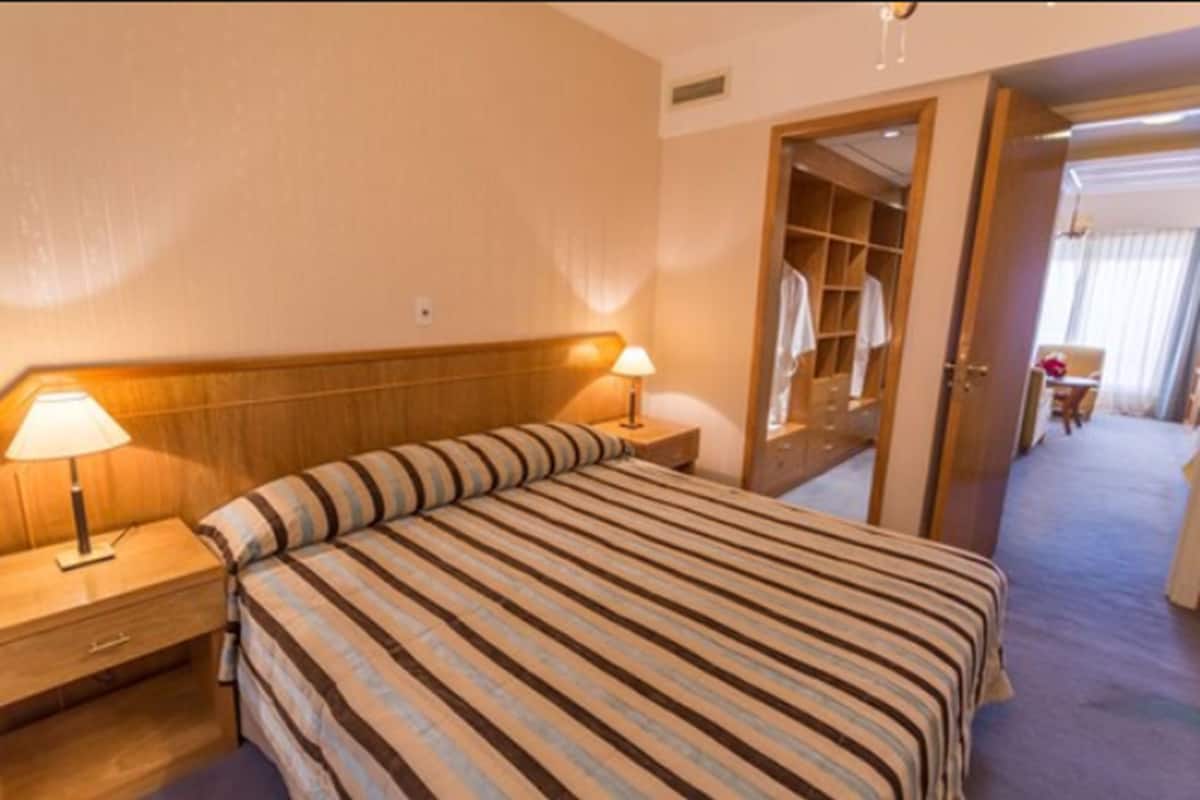 Minibar, cofre no quarto, secretária, cortinas/cortinados opacos 