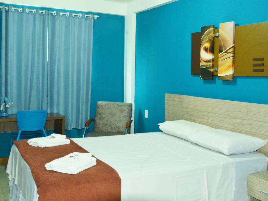 Quarto casal superior de uso individual, em dormitório misto | Frigobar, escrivaninha, quartos à prova de som, Wi-Fi de cortesia