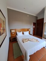 Quarto casal ou duplo econômico | Frigobar, cofres nos quartos, escrivaninha, individualmente decorados
