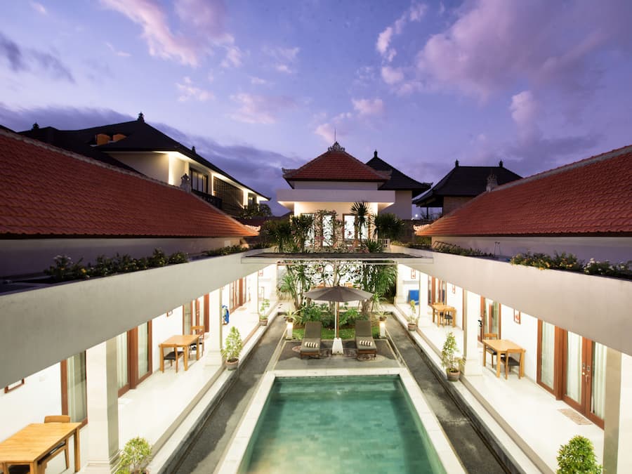 Piscina exterior, guarda-sóis