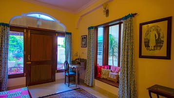 Quarto família | 1 quarto, roupas de cama premium, escrivaninha, quartos à prova de som