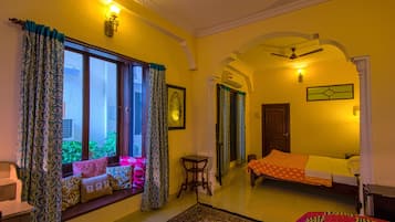 Quarto família | 1 quarto, roupas de cama premium, escrivaninha, quartos à prova de som