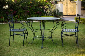 Pequenos-almoços servidos, cozinha indiana, com vista para o jardim 