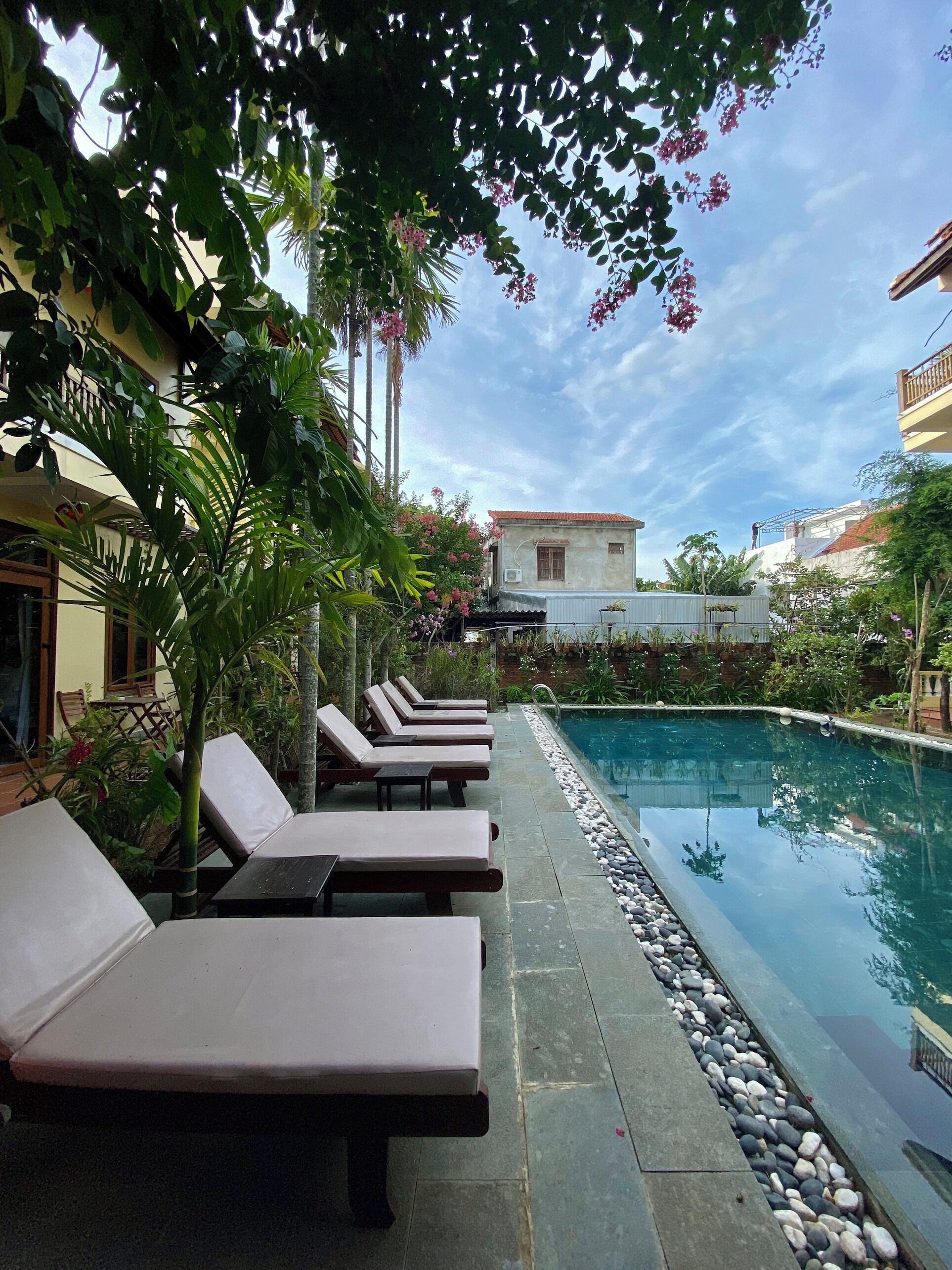 Piscina externa, espreguiçadeiras