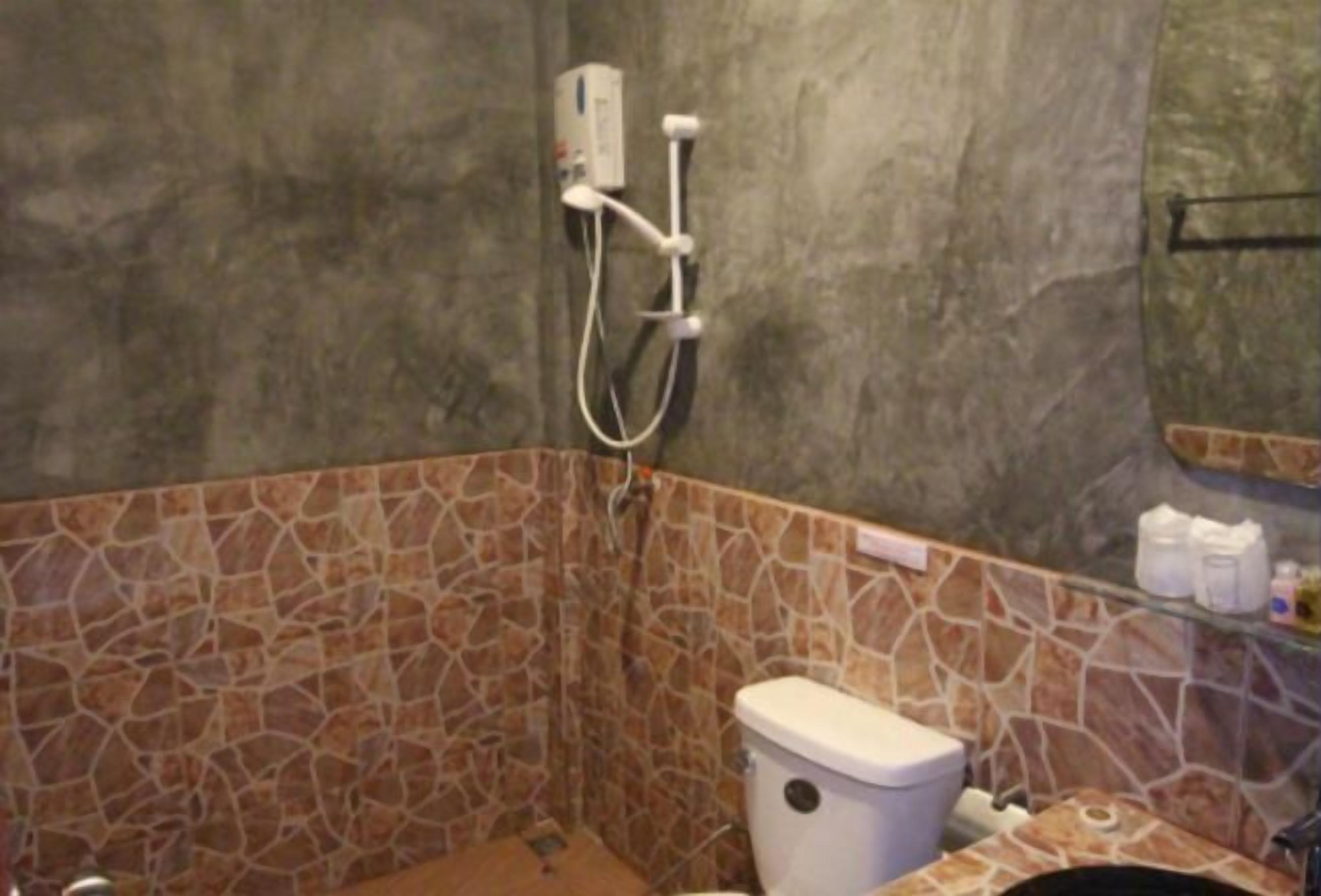 Chuveiro, produtos de toalete grátis