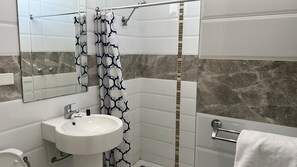 Quarto casal standard, 1 cama de casal, acessível | Banheiro | Chuveiro, produtos de toalete grátis, toalhas de banho 