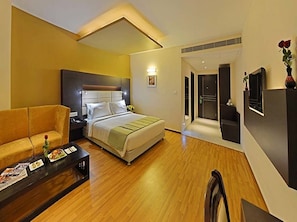 Roupas de cama premium, frigobar, cofres nos quartos
