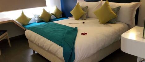 1 quarto, escrivaninha, cortinas blackout, quartos à prova de som