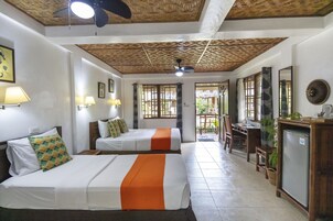 Quarto Deluxe (Garden/Pool View) | Minibar, cofre no quarto, secretária, cortinas/cortinados opacos 