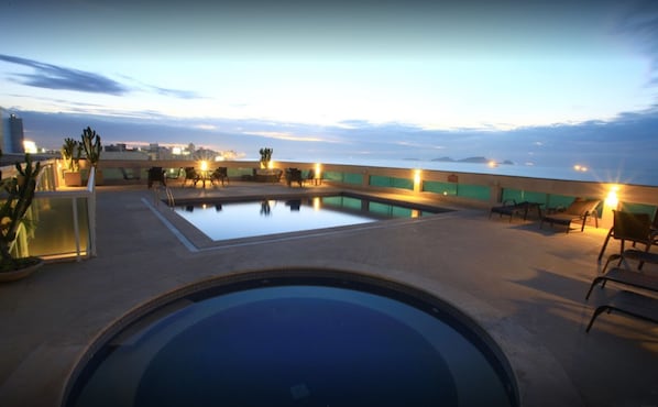Piscina exterior, espreguiçadeiras