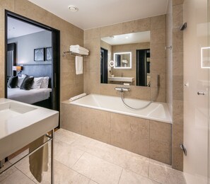 Produtos de higiene exclusivos, um secador de cabelo, roupões, chinelos 