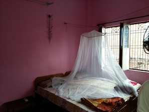 Quarto casal básico, 1 quarto, vista para a cidade | Roupas de cama premium, cofres nos quartos