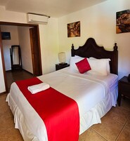 Quarto solteiro standard, 1 cama Queen | Escrivaninha, Wi-Fi de cortesia