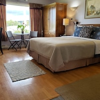 Suite-Estúdio Superior, 1 cama queen-size, acessível, vista para o vale | Roupa de alta qualidade, com mobília individualizada, secretária