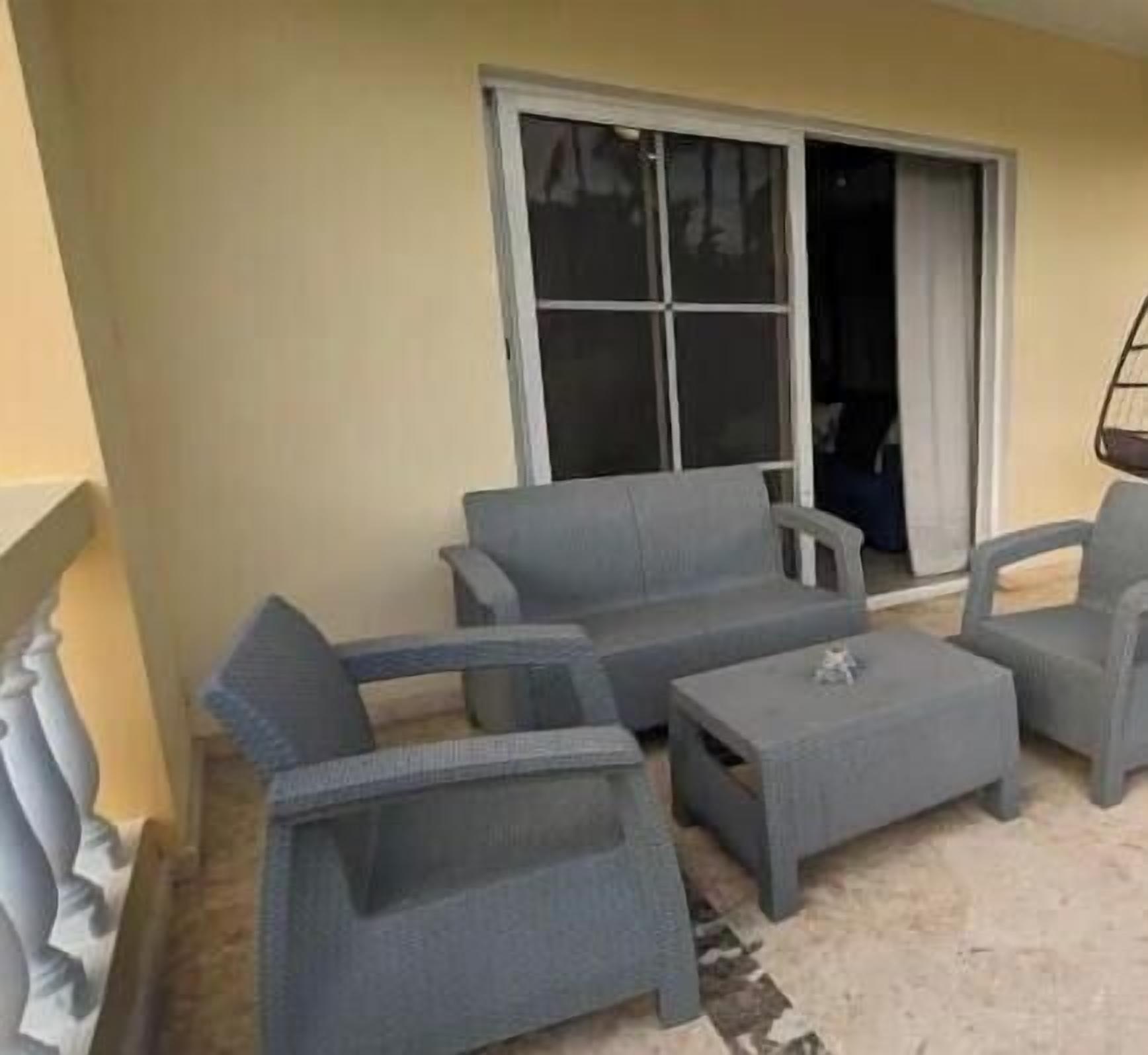 Two Bedroom Apartment | Área de estar | TV