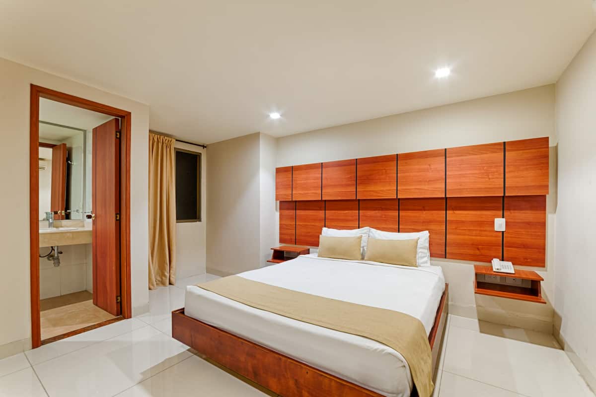 Quarto superior, 1 cama de casal | Frigobar, cofres nos quartos, escrivaninha