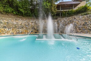 Piscina externa, espreguiçadeiras