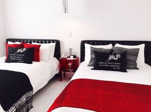Quarto, 2 camas de casal | Roupa de alta qualidade, edredões de penas, camas de colchão pillowtop 