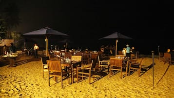 Café da manhã, almoço e jantar; culinária internacional