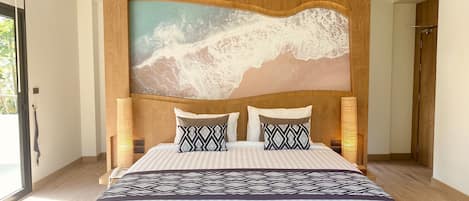 Quarto moderno com uma cama grande, cabeceira de madeira e uma pintura grande de uma paisagem de montanhas.