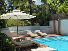 Piscina externa, guarda-sóis, espreguiçadeiras