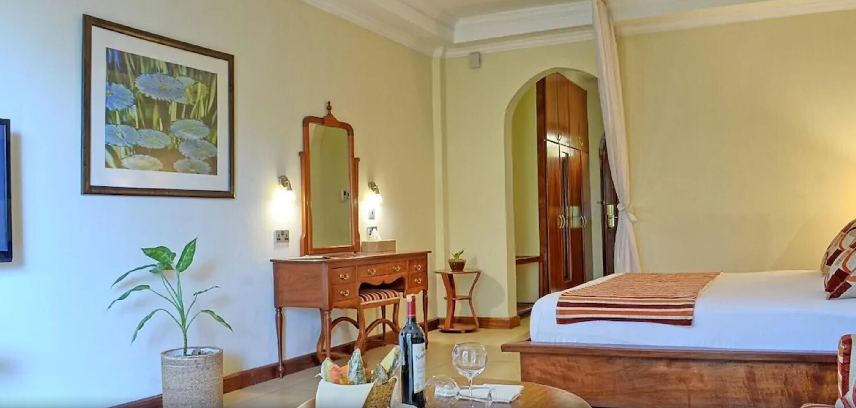 Quarto casal luxo, 1 cama King, vista para o jardim, no piso térreo | 1 quarto, roupas de cama premium, frigobar, cofres nos quartos