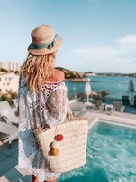 Piscina externa sazonal, funciona das 9h às 21h, guarda-sóis