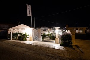 Fachada do alojamento (tarde/noite)