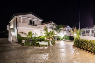 Fachada do alojamento (tarde/noite)