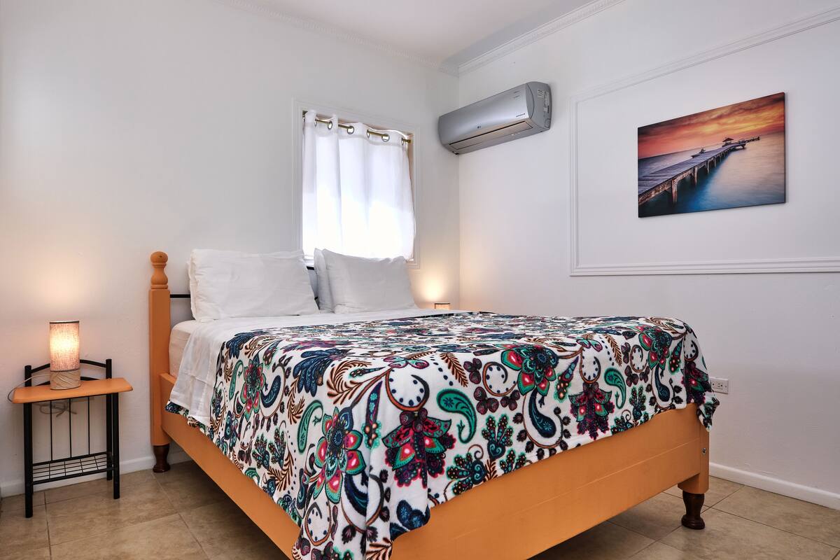 Apartment 4 Blenchi | Cofre no quarto, cortinas/cortinados opacos, ferro/tábua de engomar 