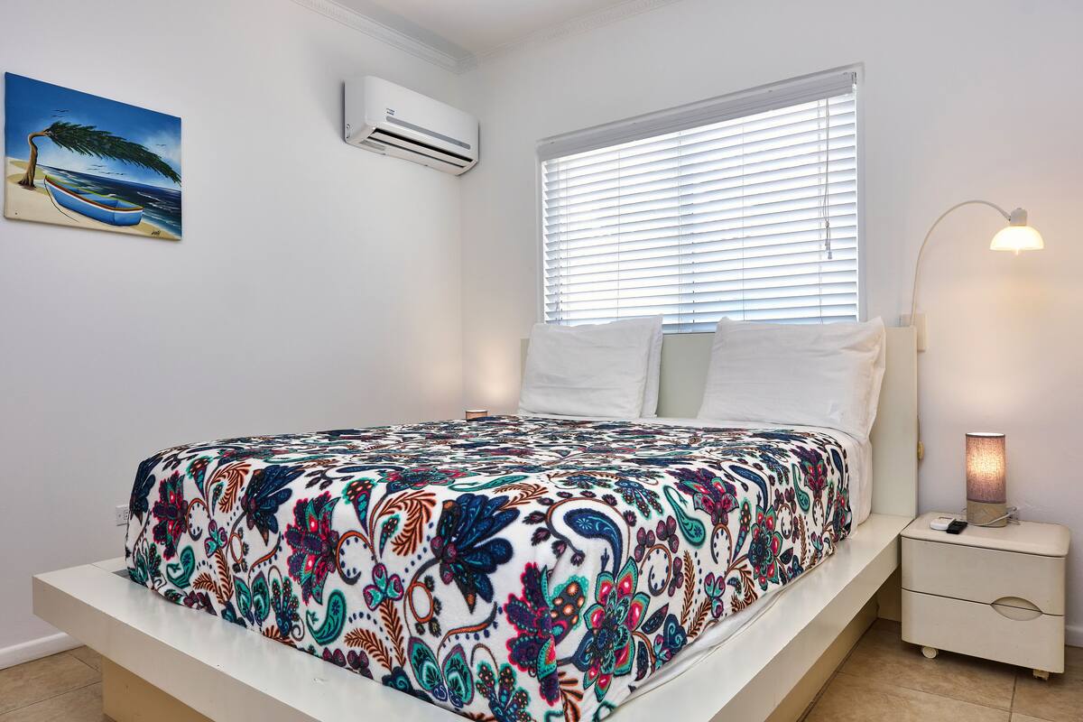 Apartment 5 Barica geel | Cofre no quarto, cortinas/cortinados opacos, ferro/tábua de engomar 
