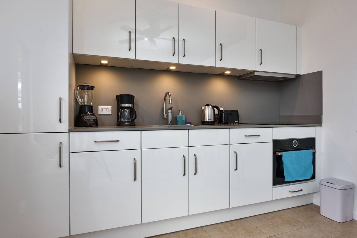 Apartment 1 Prikitchi | Cozinha privada | Uma cafeteira/bule, um frigorífico/congelador grande, um micro-ondas 