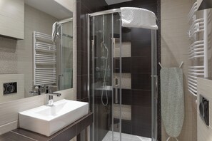 Quarto casal ou duplo econômico, suíte, vista para o pátio | Banheiro | Chuveiro, chuveiro com efeito de chuva, produtos de toalete de grife 