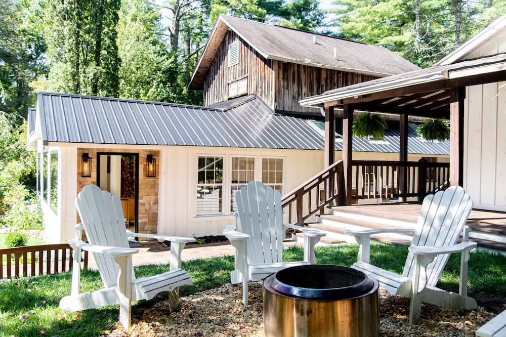 Outpost Inn - Highlands, NC