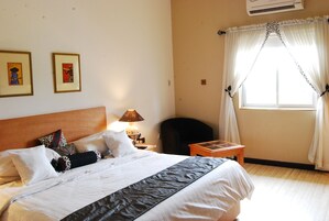 Quarto Deluxe | Cofre no quarto, secretária, cortinas/cortinados opacos, Wi-fi grátis 