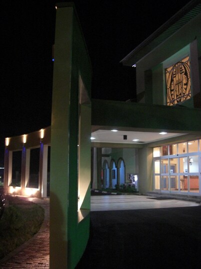 Axari Hotel & Suites