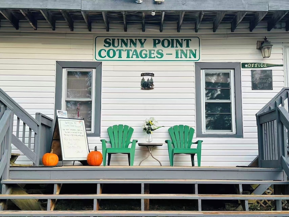 Sunny Point Resort Cottages And Inn - Ontario