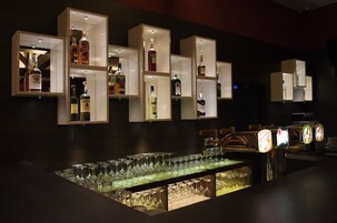 Pequenos-almoços, almoços, jantares servidos, com vista para o jardim 