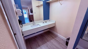 Uma combinação polibã/banheira, artigos de higiene pessoal grátis