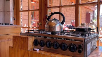 Um frigorífico, uma placa de cozinha, uma máquina de lavar louça