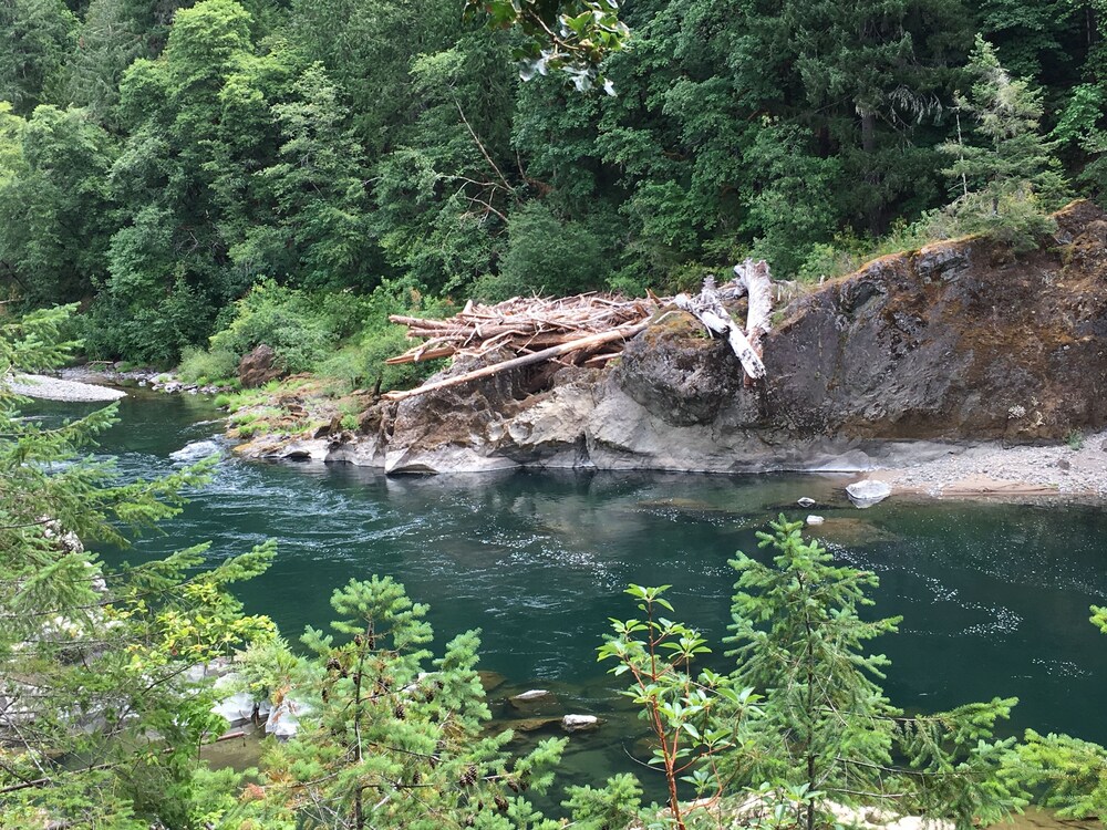 River Vista Homes: Perfect For Fishing, Swimming, And Relaxing By The Water - Oregon