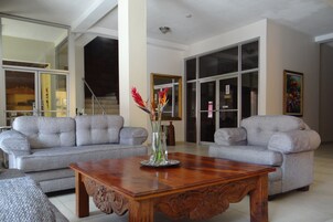 Área de estar no saguão