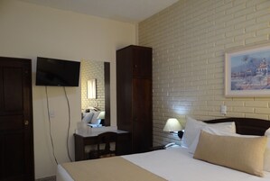 Quarto conforto, 1 cama King | Roupas de cama premium, escrivaninha, Wi-Fi de cortesia, roupa de cama