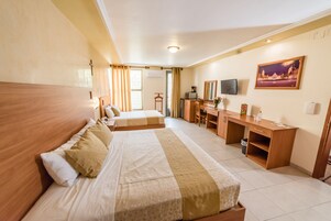 Quarto família, 2 camas de casal | Cofres nos quartos, cortinas blackout, Wi-Fi de cortesia, roupa de cama