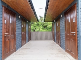 Tenda | Casa de banho | Um polibã, sabão, papel higiénico