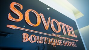 Placa indicando o Hotel Boutique Sovotel, com design moderno.