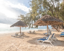Uma praia privada, praia de areia branca, espreguiçadeiras