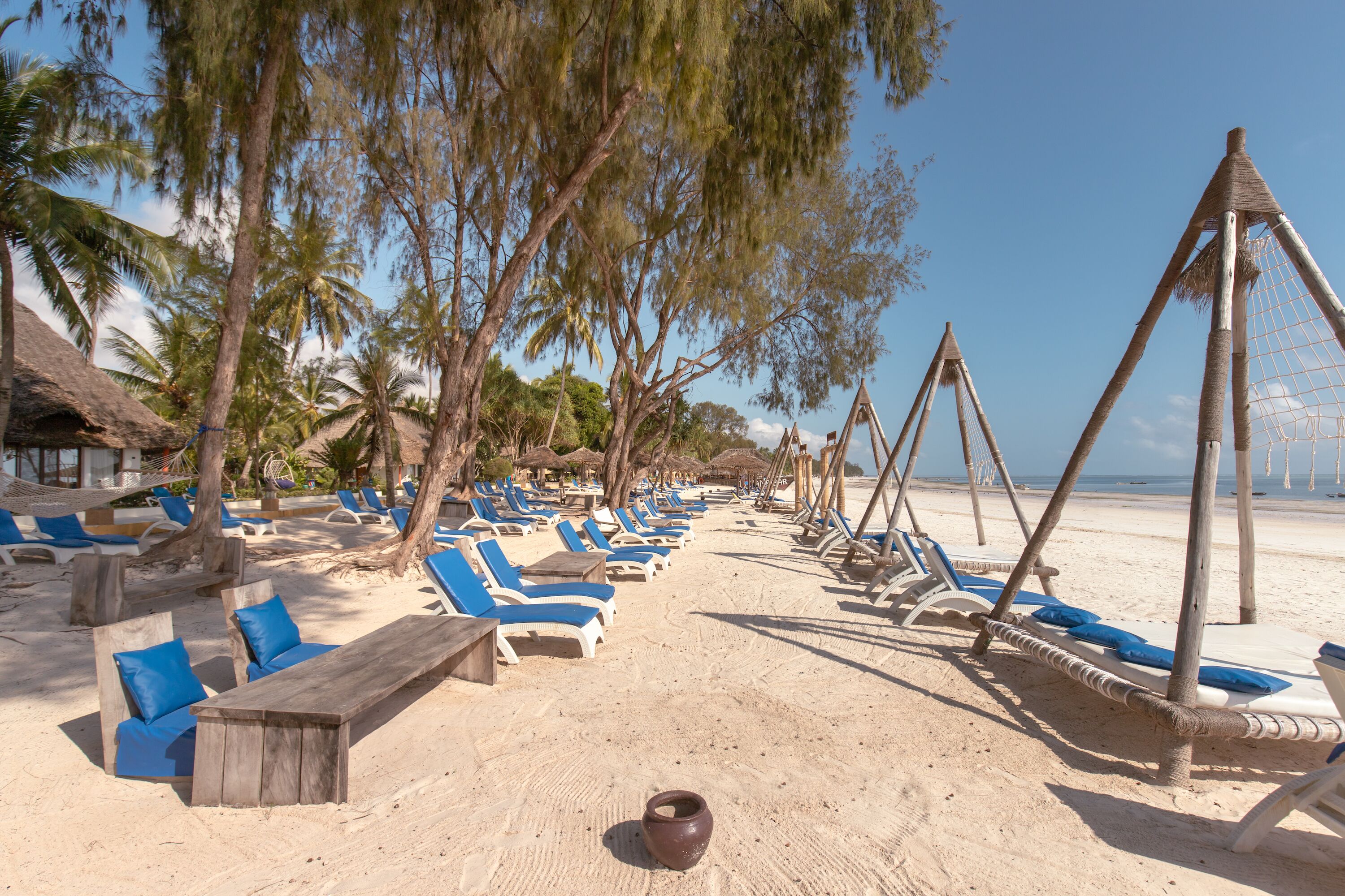Uma praia privada, praia de areia branca, espreguiçadeiras 